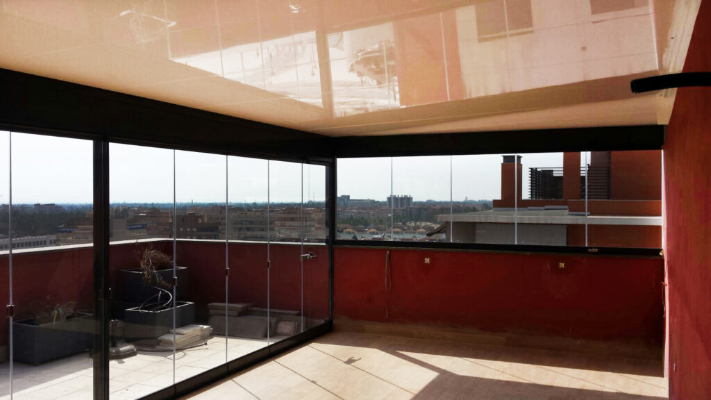 Sandwich roof panel with Lumon glass curtain - Cerramientos Candela