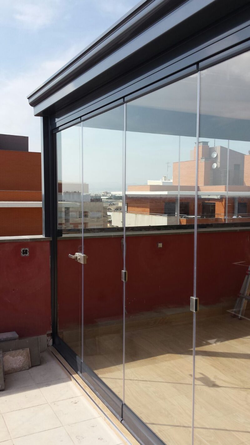 Techo panel sandwich con cortina de cristal Lumon - Cerramientos Candela